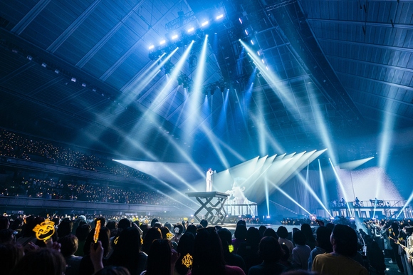 2PM ジュノ、日本公演で1万8000人を魅了！足の怪我をものともしない圧巻のパフォーマンスを披露 - Kstyle