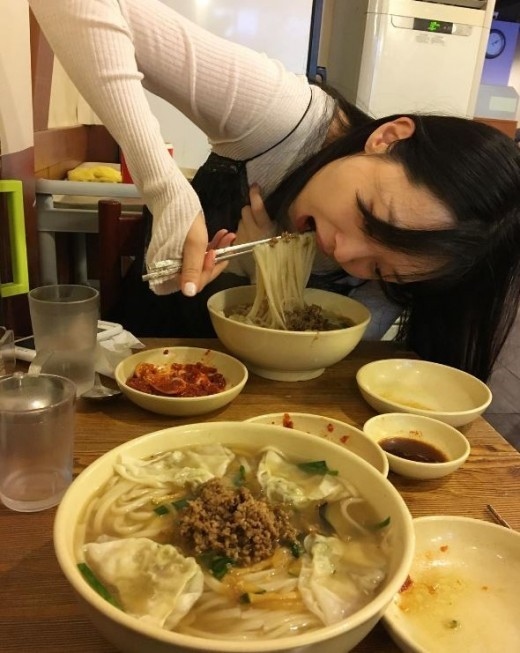Dynamic Duoのchoiza、ソルリとのデート写真を公開“大口を開けて食事中” Kstyle