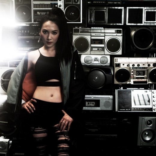 知英、新ビジュアルに注目!へそ出しsexyスタイルであらわになった美くびれ…ソロ歌手jyとしてitunesチャート1位を獲得 Kstyle