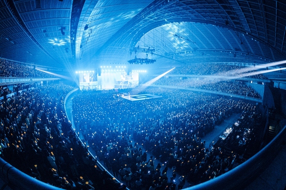 2PM ジュノ、日本公演で1万8000人を魅了！足の怪我をものともしない圧巻のパフォーマンスを披露 - Kstyle