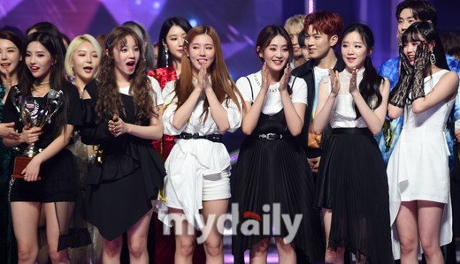 【PHOTO】 (G)I-DLE、3/6放送「SHOW CHAMPION」で1位を獲得…可愛い笑顔 - Kstyle