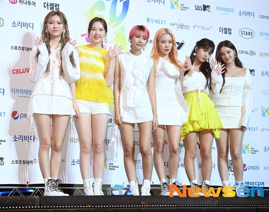 【PHOTO】MOMOLAND「2019 SOBA」1日目のブルーカーペットに登場 - Kstyle