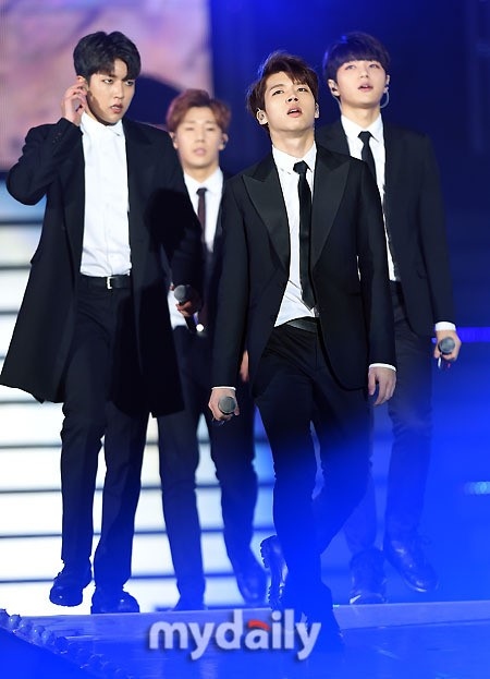 【PHOTO】INFINITE「DREAM CONCERT」でステージ披露“スーツ姿で熱唱” - Kstyle