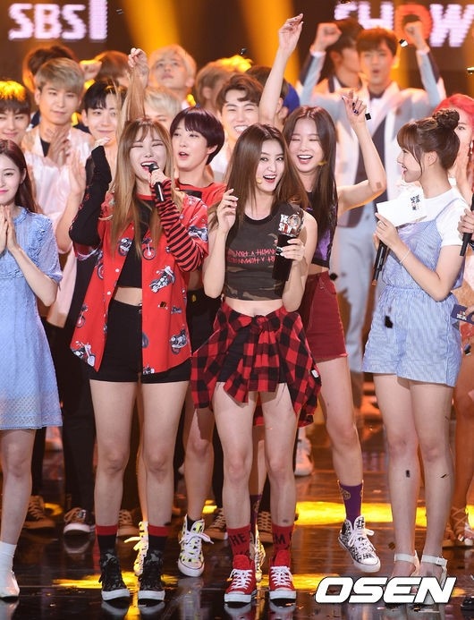 【PHOTO】EXID、7/5放送「THE SHOW」で1位を獲得！“愛らしい笑顔” - Kstyle