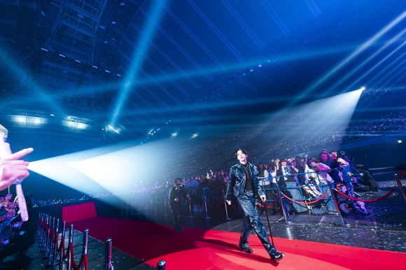 2PM ジュノ、日本公演で1万8000人を魅了！足の怪我をものともしない圧巻のパフォーマンスを披露 - Kstyle