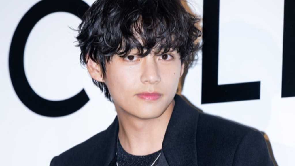 BTSのV、美女とキス寸前！？近距離で見つめ合い…MV撮影現場の様子を公開 - Kstyle