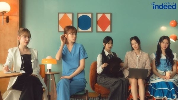 LE SSERAFIM、5人が“やってみたい仕事”の衣装で登場！新TVCM「Indeed」SAKURA篇が本日よりオンエア - Kstyle