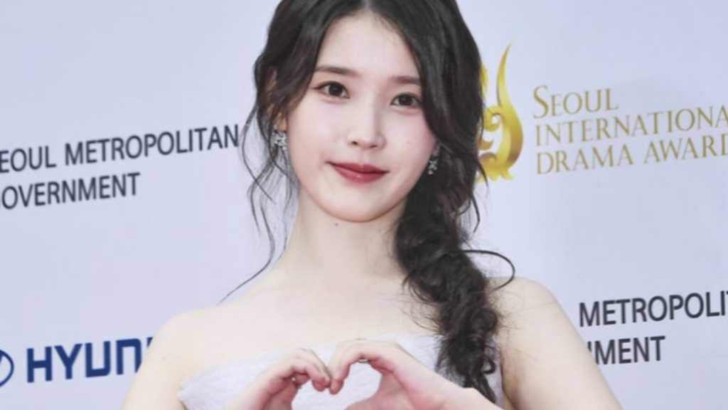 【PHOTO】IU「ソウルドラマアワード2025」レッドカーペットに登場 - Kstyle