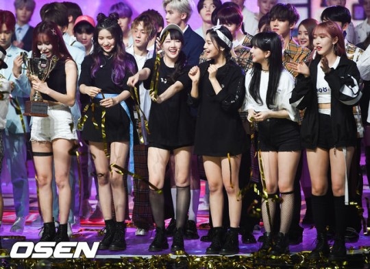 【PHOTO】GFRIEND、5/9放送「SHOW CHAMPION」で1位を獲得“幸せいっぱいの笑顔” - Kstyle