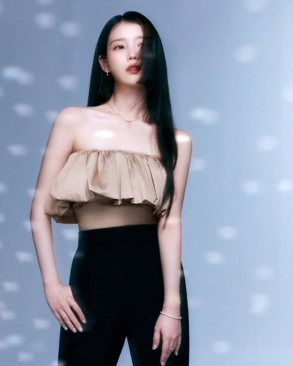 IU、ジュエリーブランドのグラビアを公開…輝くホリデールックを披露 - Kstyle