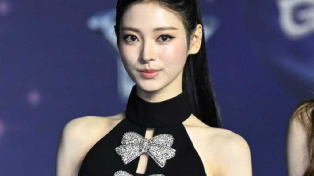 【PHOTO】MEOVV「2025 SBS歌謡大典 Summer」ブルーカーペットに登場 - Kstyle