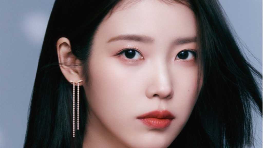 IU、ジュエリーブランドのグラビアを公開…輝くホリデールックを披露 - Kstyle