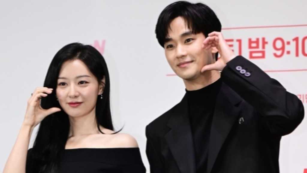 キム・スヒョン、お茶目な近況を公開“微笑ましい蝋人形ごっこ” Kstyle