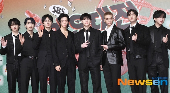 Stray Kids「2024 SBS歌謡大典」レッドカーペットに登場…ヒョンジンの坊主頭が話題に - Kstyle