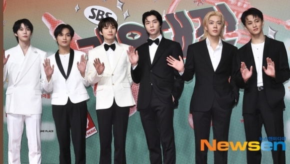 【PHOTO】NCT 127「2024 SBS歌謡大典」レッドカーペットに登場 - Kstyle