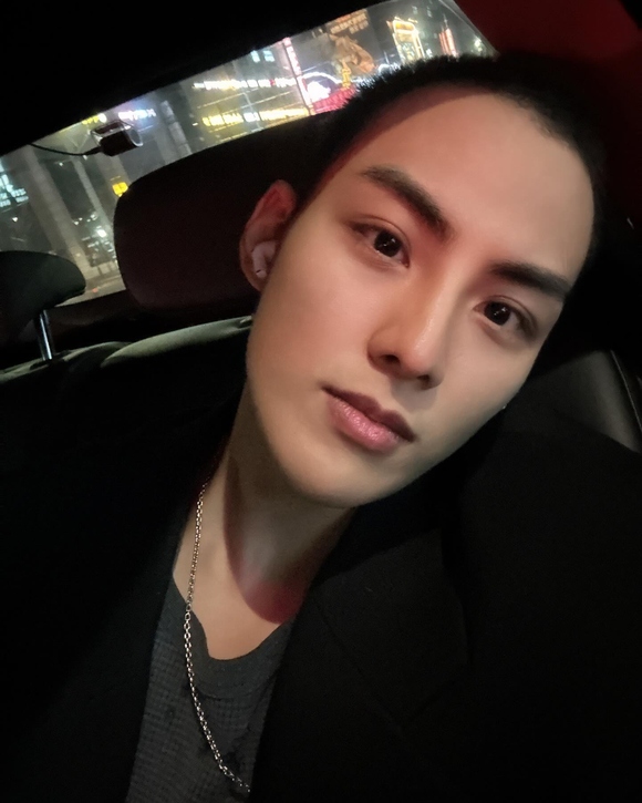 TAN、RAINZとして活動…ソ・ソンヒョク、昨日（1/20）入隊 - Kstyle