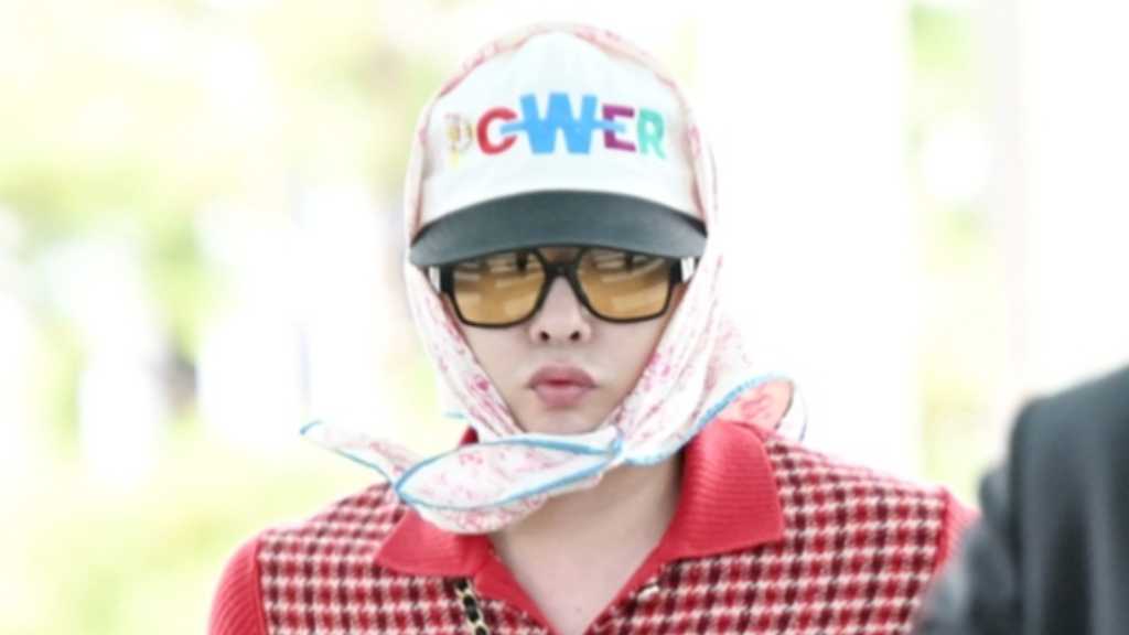 BIGBANGのV.I、生放送でお手伝いさんに変身「メンバーたちは座ってカッコつけて…僕はファンと触れ合う」 - Kstyle