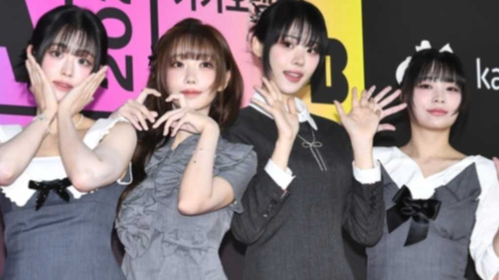 【PHOTO】QWER「MMA 2024」レッドカーペットに登場（動画あり） - Kstyle