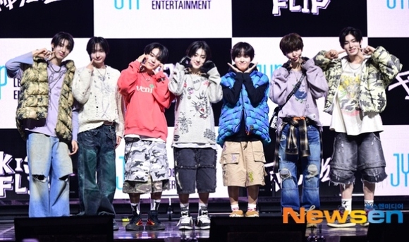 【PHOTO】JYPの新ボーイズグループKickFlip、デビュー記念ショーケースを開催…キュートな笑顔で挨拶 - Kstyle