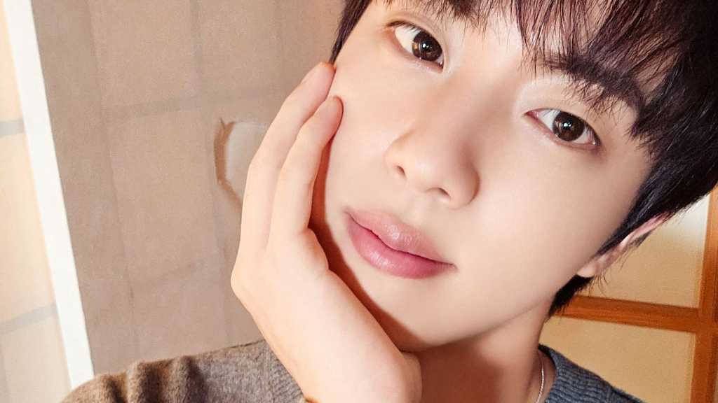 BTS ジン、嵐 相葉雅紀に韓国を案内！HYBE社屋にある“BTSの部屋”を日本のテレビ初公開 - Kstyle