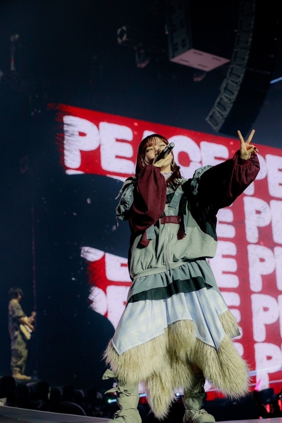 YOASOBI、韓国公演にNewJeansとAKMUが登場！豪華コラボに熱狂…流暢な韓国語MCも - Kstyle