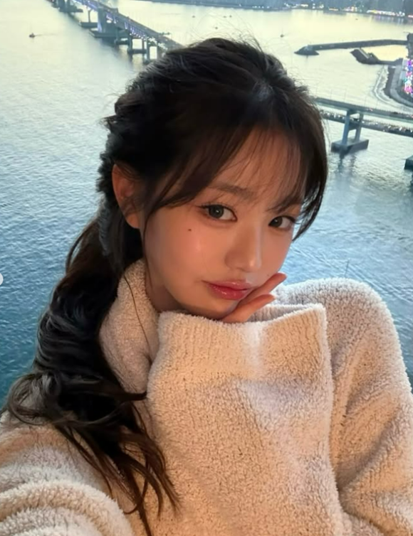 IVE ウォニョン、セクシーなバスローブ姿で新年の挨拶！ファン絶賛のビジュアル - Kstyle