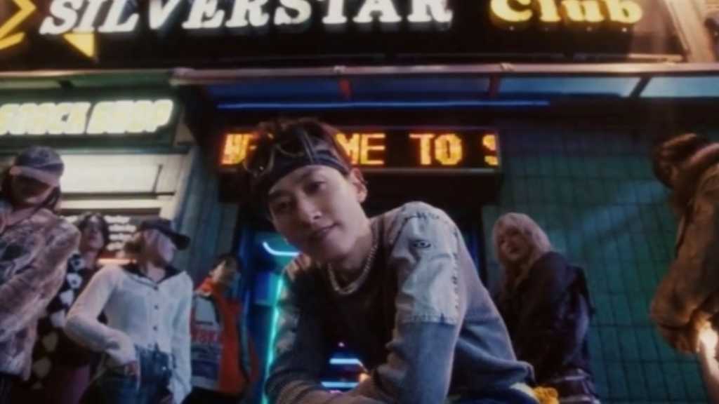 SUPER JUNIOR ウニョク、香港の夜景をバックにポーズ！ - Kstyle