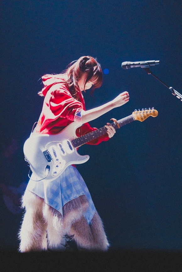 YOASOBI、韓国公演にNewJeansとAKMUが登場！豪華コラボに熱狂…流暢な韓国語MCも - Kstyle