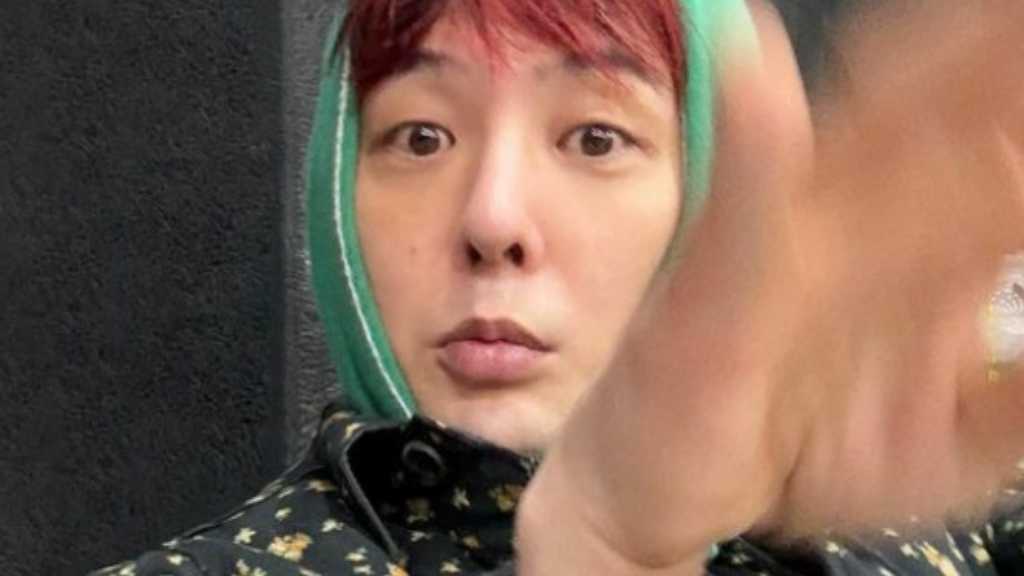 BIGBANGのG-DRAGON、メンバーたちとのお茶目な姿を公開…「MAMA」のビハインドに注目 - Kstyle