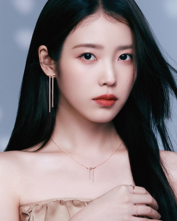 IU、ジュエリーブランドのグラビアを公開…輝くホリデールックを披露 - Kstyle