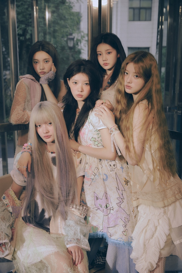 ILLIT、デビュー曲「Magnetic」米ビルボードの年間チャートでK-POPグループ最高順位を記録！ - Kstyle