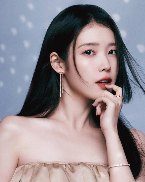 IU、ジュエリーブランドのグラビアを公開…輝くホリデールックを披露 - Kstyle