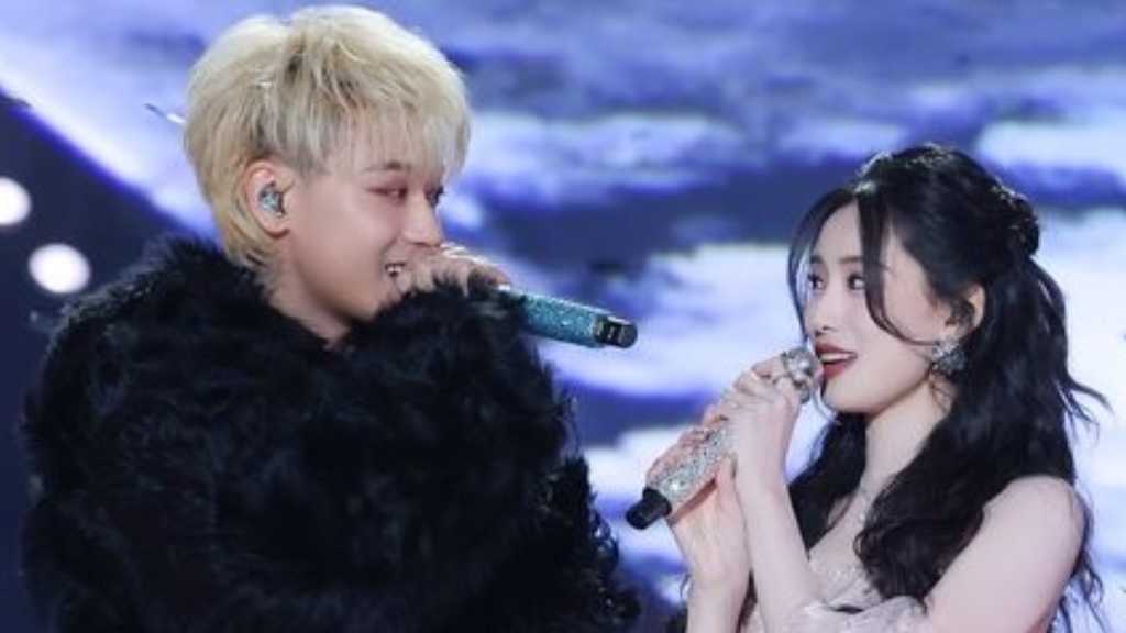 元EXO タオ、SM出身の妻と仲睦まじいツーショットを公開…一緒にステージで歌う姿も - Kstyle