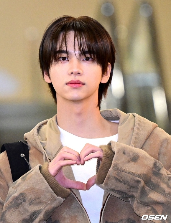 【PHOTO】TWS「FNS歌謡祭」のため日本へ出国…笑顔で挨拶 - Kstyle