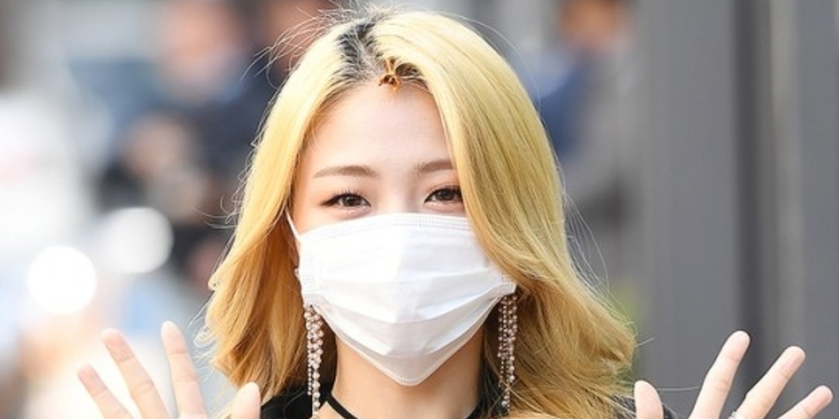 【PHOTO】HYNN＆DUETTO＆Leenalchi、番組の収録に参加…クールなブラックファッション - Kstyle