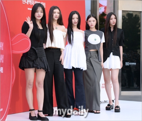 NewJeansの両親、SNSアカウントを開設…切迫した状況を説明「事実を伝えるために必要」 - Kstyle