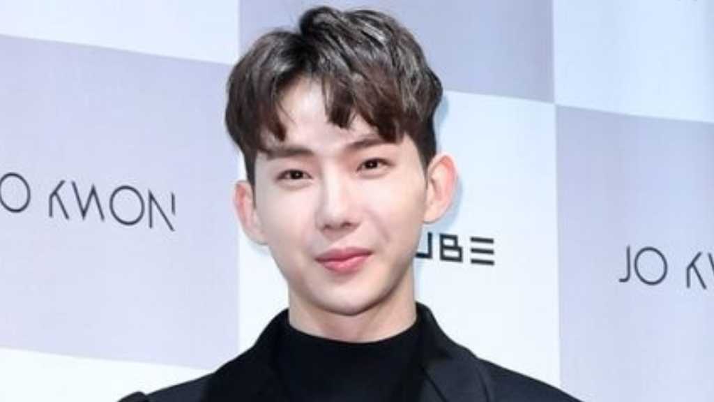 2AM チョグォン、スロンの誕生日パーティー写真を公開 “お茶目なメンバー達” - Kstyle