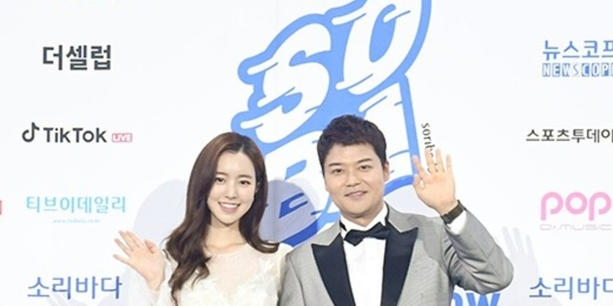 【PHOTO】チョン・ヒョンム＆チン・セヨン「2020 SOBA」ブルーカーペットに登場 - Kstyle