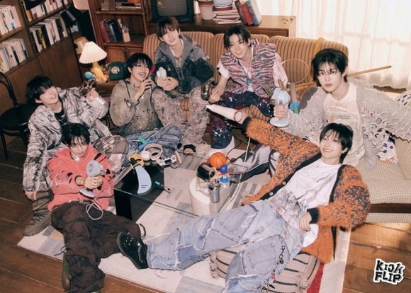 JYPの新ボーイズグループKickFlip、1stミニアルバム「Flip it, Kick it！」のコンセプトフォト第2弾を公開 - Kstyle