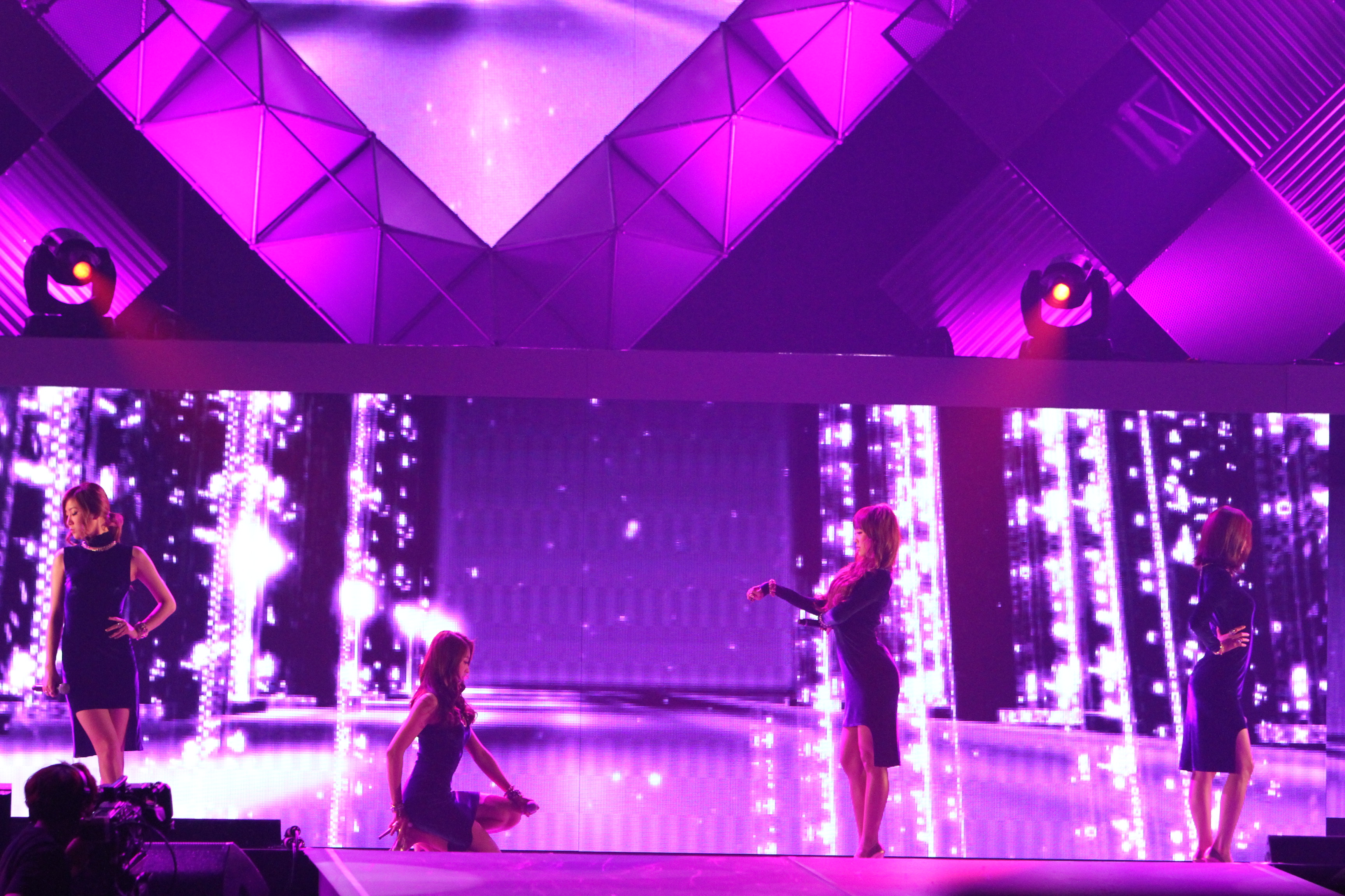 SISTAR「M COUNTDOWN Hello Japan」で見せたセクシーなボディライン - Kstyle