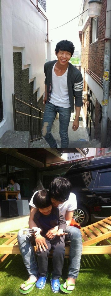 JYJ ユチョン、可愛い少年とじゃれあうツーショット写真公開 - Kstyle