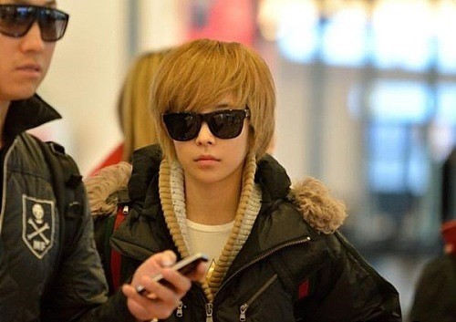 D-UnitのUjin、ハリウッドスターのようなオーラ“驚きの小顔” - Kstyle