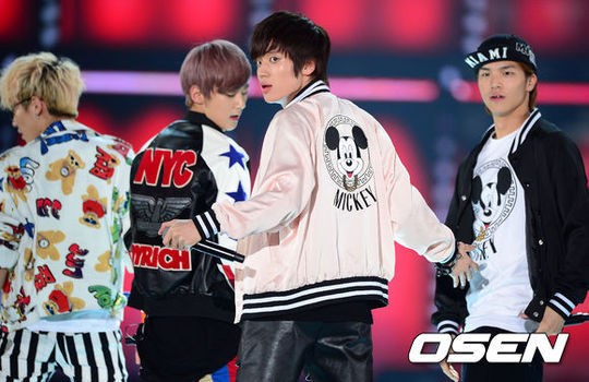 【PHOTO】TEENTOP「K-POP Collection」に出演“カラフルな衣装で登場” - Kstyle