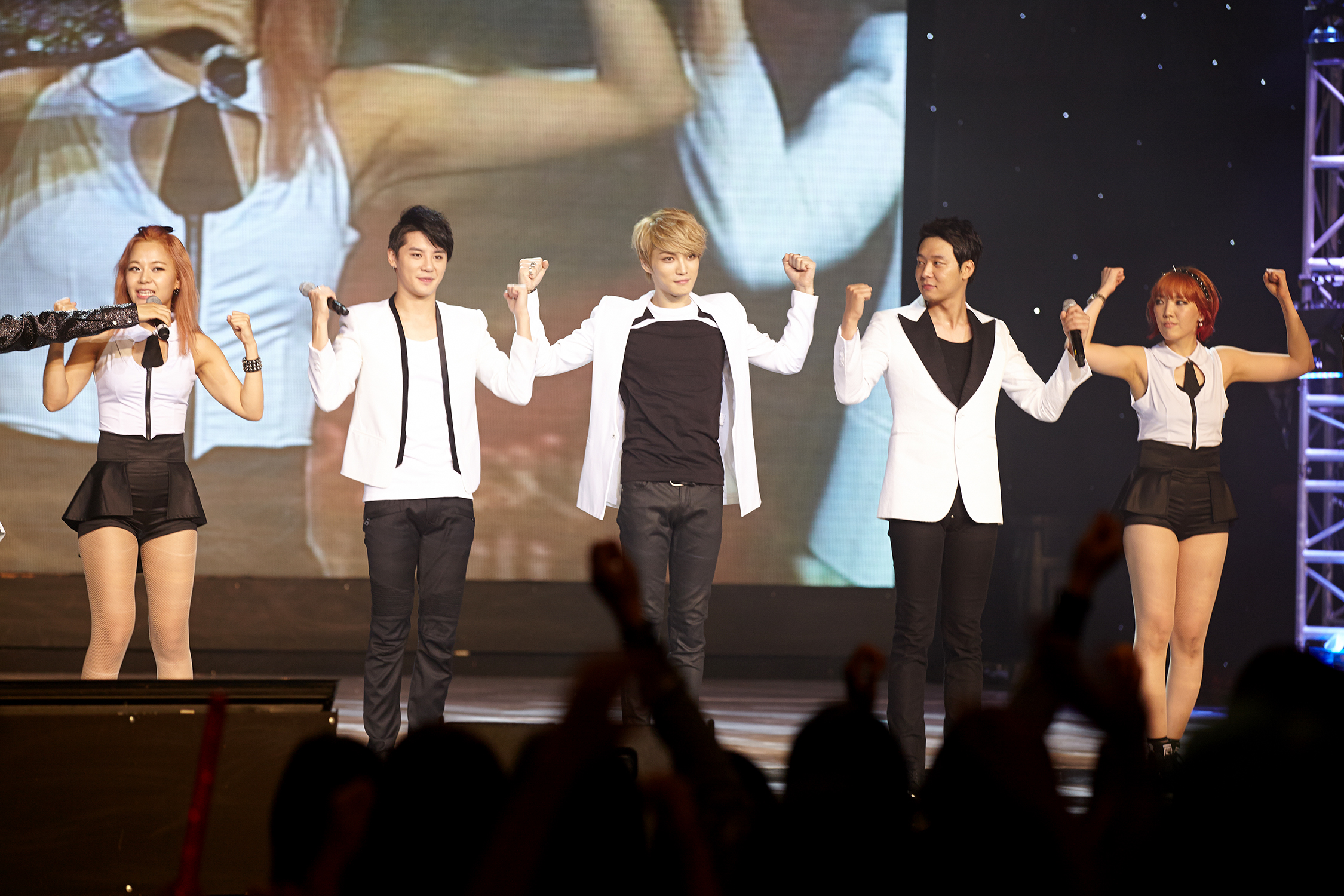 JYJ、ベトナムで「第17回アジア競技大会」PRロードショー＆ショーケースを開催！ファンが“熱烈歓迎” - Kstyle