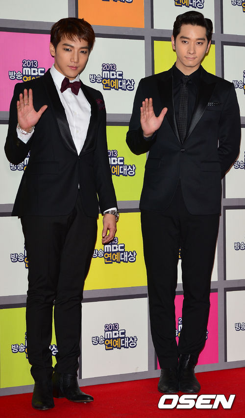 【PHOTO】2PM チャンソン＆Jun. K「MBC放送芸能大賞」に出席“ブラックスーツでダンディーな姿” - Kstyle