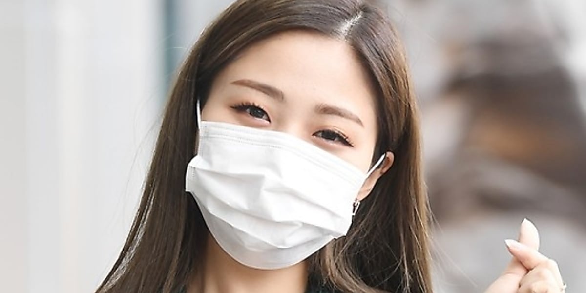 【PHOTO】HYNN＆アン・イェウン、ラジオ番組の収録に参加…ハートポーズで挨拶 - Kstyle