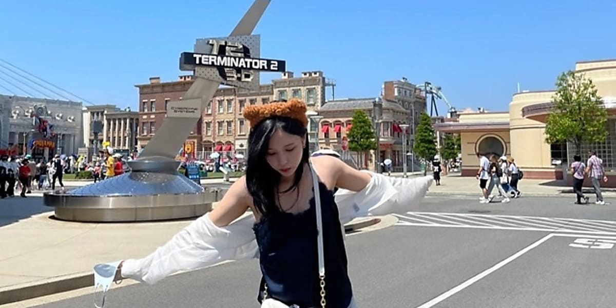 TWICE ミナ、USJでの記念ショット公開！可愛すぎるカチューシャ姿にファン絶賛 - Kstyle