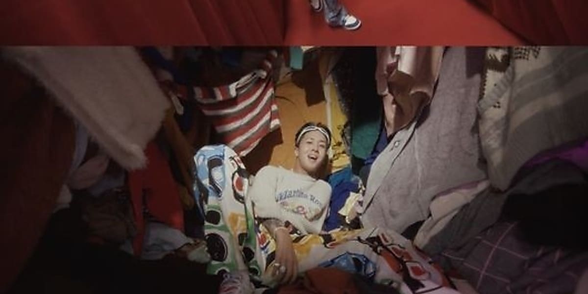 VIXX ラビ、新曲「CARDIGAN」のMVを公開…自由奔放に駆け回る姿に注目 - Kstyle