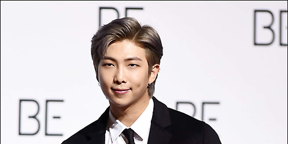 BTSのRM、目元を5針縫うケガ…生配信で説明「撮影中にカメラにぶつかった」 - Kstyle