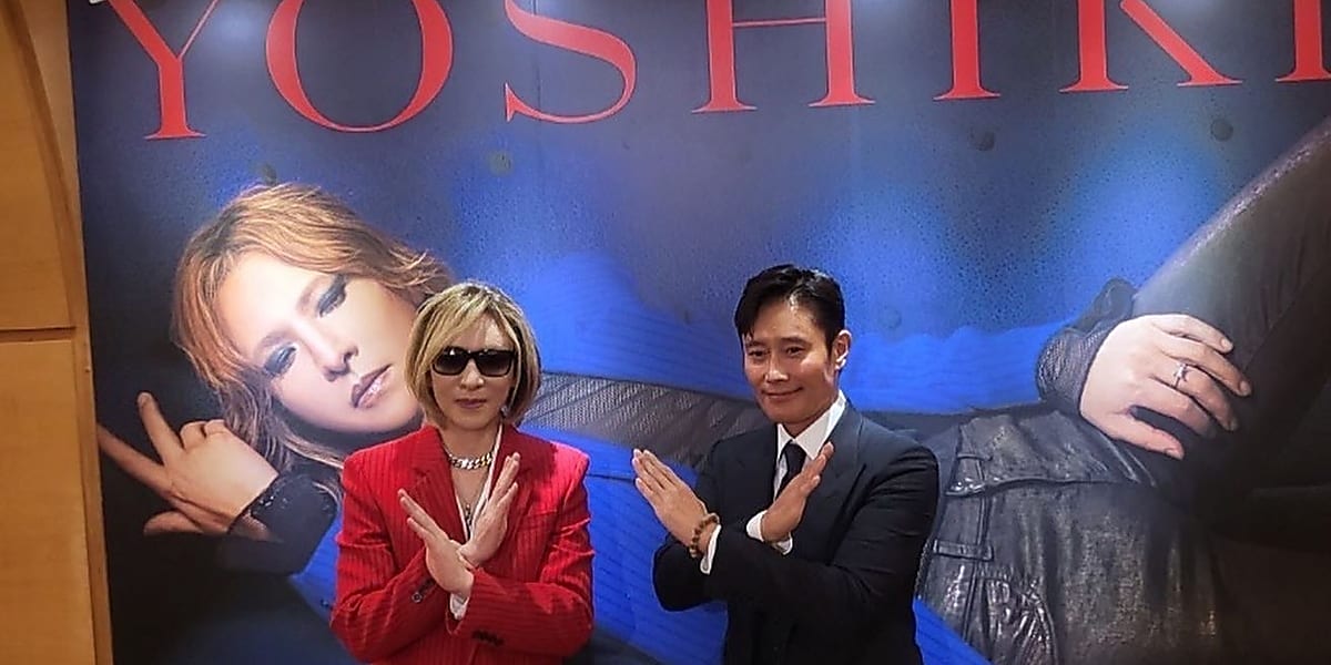 イ・ビョンホン、X JAPANのYOSHIKIと日本で再会！？“Xポーズ”で記念ショットも - Kstyle